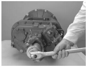 Eaton TRSM1500 Output Yoke/Companion Flange and Nut Removal and ...